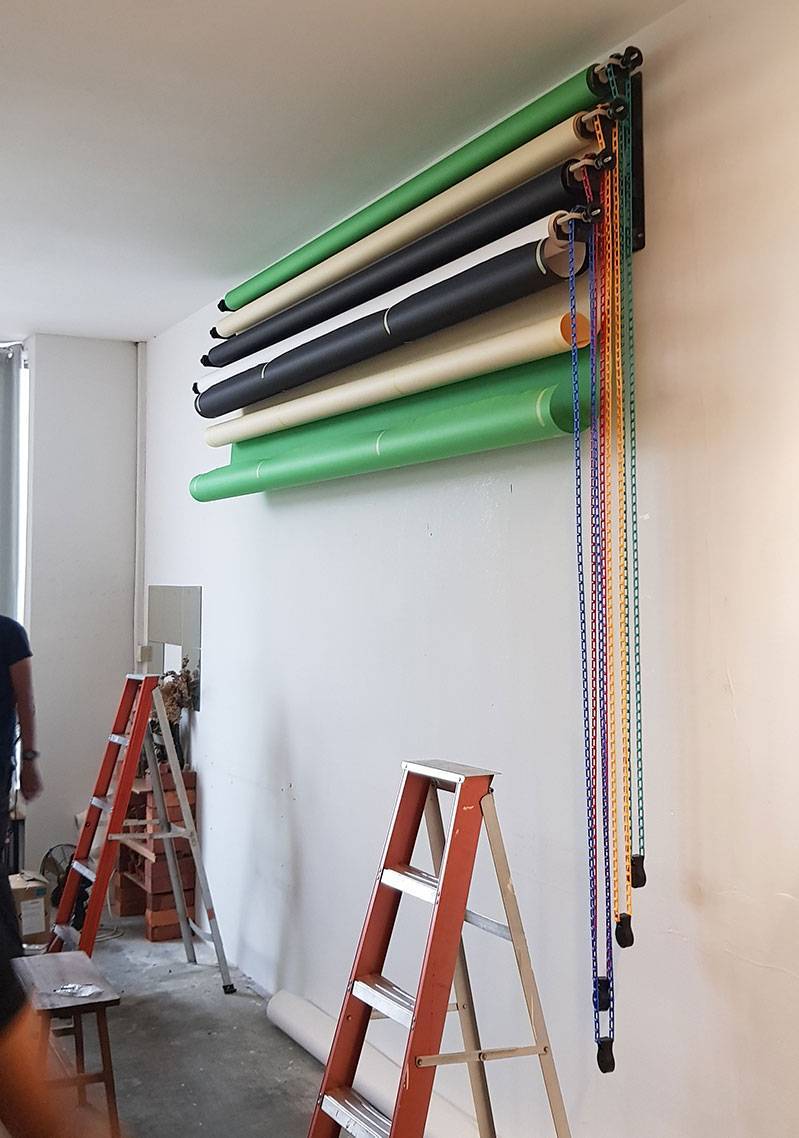 Wall mounted manual chain backdrop kit with 3 colors paper backdrop ...